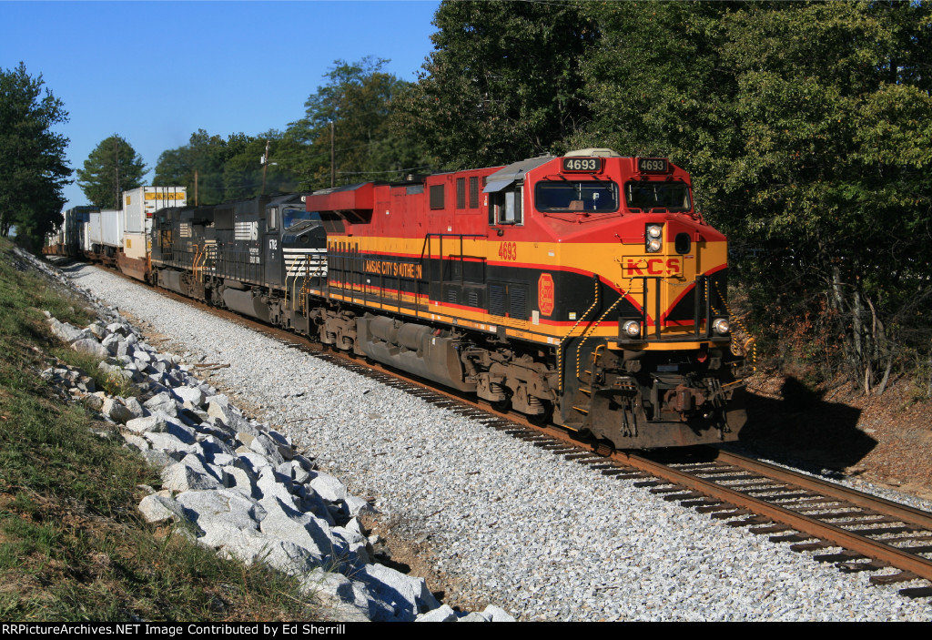 KCS 4693 leads train NS 220
